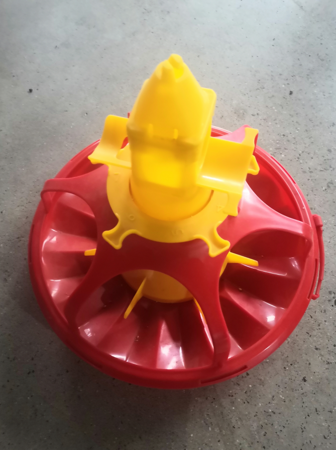 Broiler Poultry Pan Feeding System Round Feed Pans For Chickens