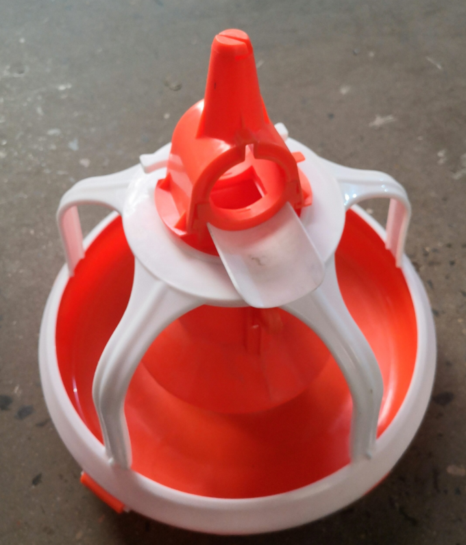 Broiler Poultry Pan Feeding System Round Feed Pans For Chickens